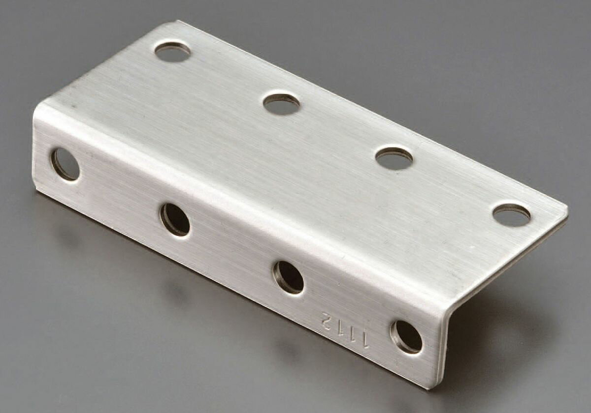 材質：ステンレス(SUS304)厚み：2mm穴径：6.2mmサイズ：L：140mm、W1：19mm、W2：38mm穴数：12重量：約106g(1個あたり)入数：1個000012221851　