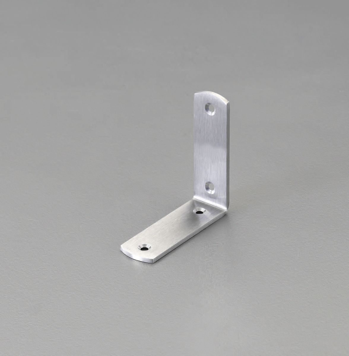 材質：ステンレス(SUS304)仕上：ヘアーライン穴径：4.5mm長さX長さ：105X105mm幅：25mm厚み：3mm穴数：6重量：115g両面皿3.5mmのビスをご使用下さい。000012232428　