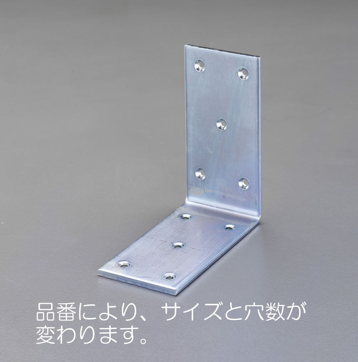 材質：スチール仕上げ：ユニクロメッキ穴数：6穴径：4.8mmサイズ：75(A・B)X50(C)X3.2(厚み)mm穴形状：片面皿穴用途：補強用、転落防止、棚受、ブラケットなど等辺タイプの幅広アングル穴数は丸穴の個数です。000012255847　