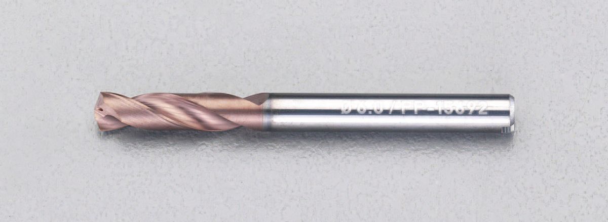 ●刃先径…5.0mm●全長…60mm●溝長…3xd●シャンク径…6mm●先端角…140°●ねじれ角…30°●適応素材…スチール・ステンレス・鋳鉄・アルミニウム窒化アルミクロムコーティング被削材の硬度HRc55くらいまで加工可能入数は1本入り...