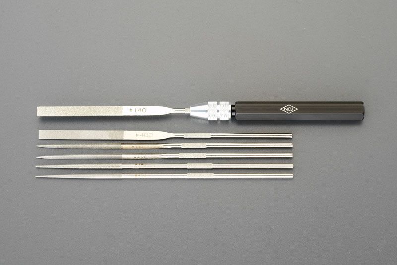 【セット内容】やすり全長：180mmコーティング長：60mm軸径：3mm総重量：272gホルダー（全長：120mm）ダイヤモンドやすり（平、粒度：#140）ダイヤモンドやすり（三角、粒度：#140）ダイヤモンドやすり（丸、粒度：#140）ダ...