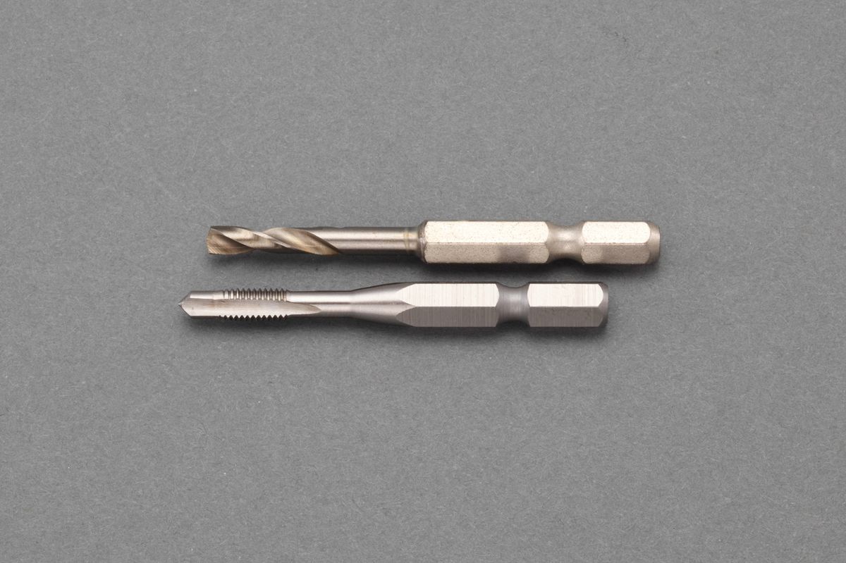 ●ドリルサイズ…3.3mm●タップサイズ…M4.0×0.7mm●対応加工材厚み…4mm以下●回転数…鉄工：800rpm、非鉄・樹脂：1200rpm●全長…63mm●呼び…M4●口幅…六角軸1/4”（6.35mm）●くびれ部分までの長さ…14...
