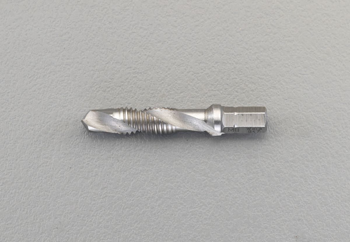●材質…HSS●タップサイズ…M5×0.8●ドリルサイズ…3.8mm●全長…41mm●六角対辺…1/4”（6.35mm）●重量…5g電気ドリルと使用できます。下穴とタップ作業が1回で行えます。000012214496楽天 JP店　