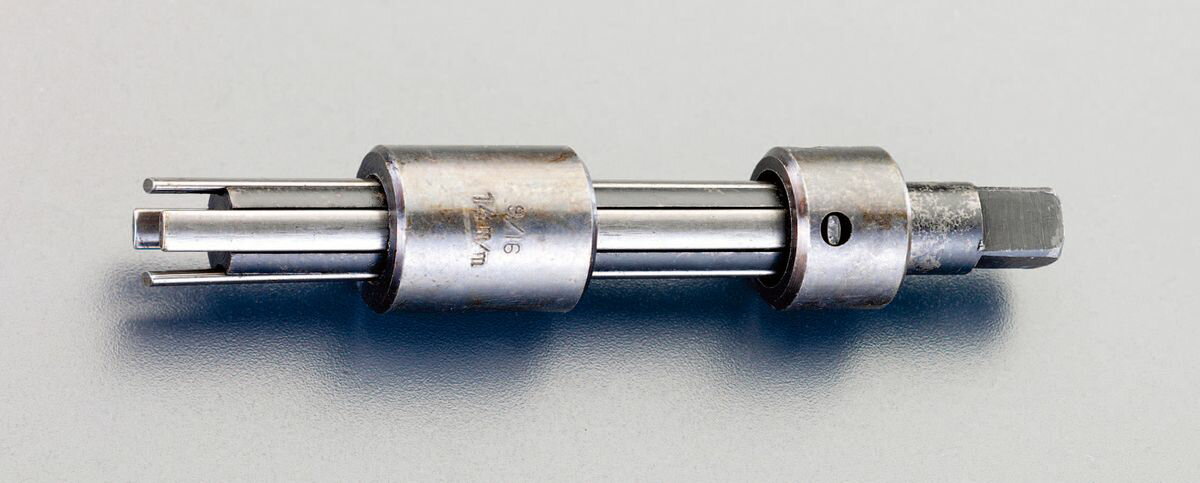 ●仕様…4本爪●折込タップ…M18●ハンドルサイズ…3/4”タップが途中で折れ込んだ時、ねじ山を損傷せず折れ込みタップを簡単に抜き取る工具です。爪は特殊鋼硬線を使用していますので、従来のプールタップでは抜き取りが困難であった、強く食いこんだ...