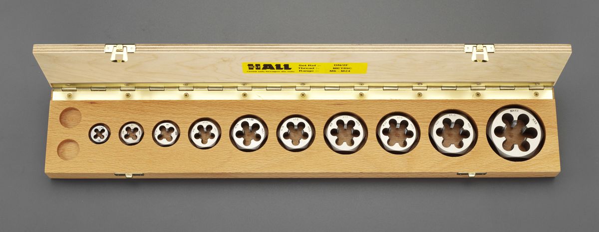 ●材質…HSS●サイズ(メトリック細目)…M6×0.75・M8×1・M10×1・M12×1.25・M14×1.25・M16×1.5・M18×1.5・M20×1.5・M22×1.5・M24×2●木製ケースサイズ…520(W)×90(D)×37...