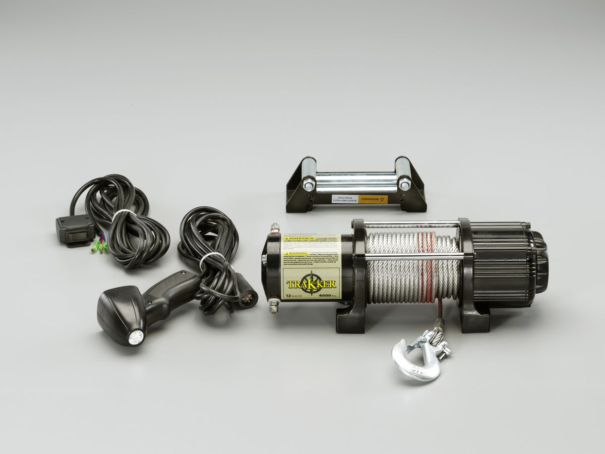 ●電源:DC12V●水平牽引能力:1814kg●使用ワイヤー:φ5.6mm×16.8m●巻取速度:6.4m/分（無負荷）●ギア比:136:1●電源コード長:4.7m●サイズ:φ117×371（L）mm●重量:9.7kgリモコン、ローラーフェ...