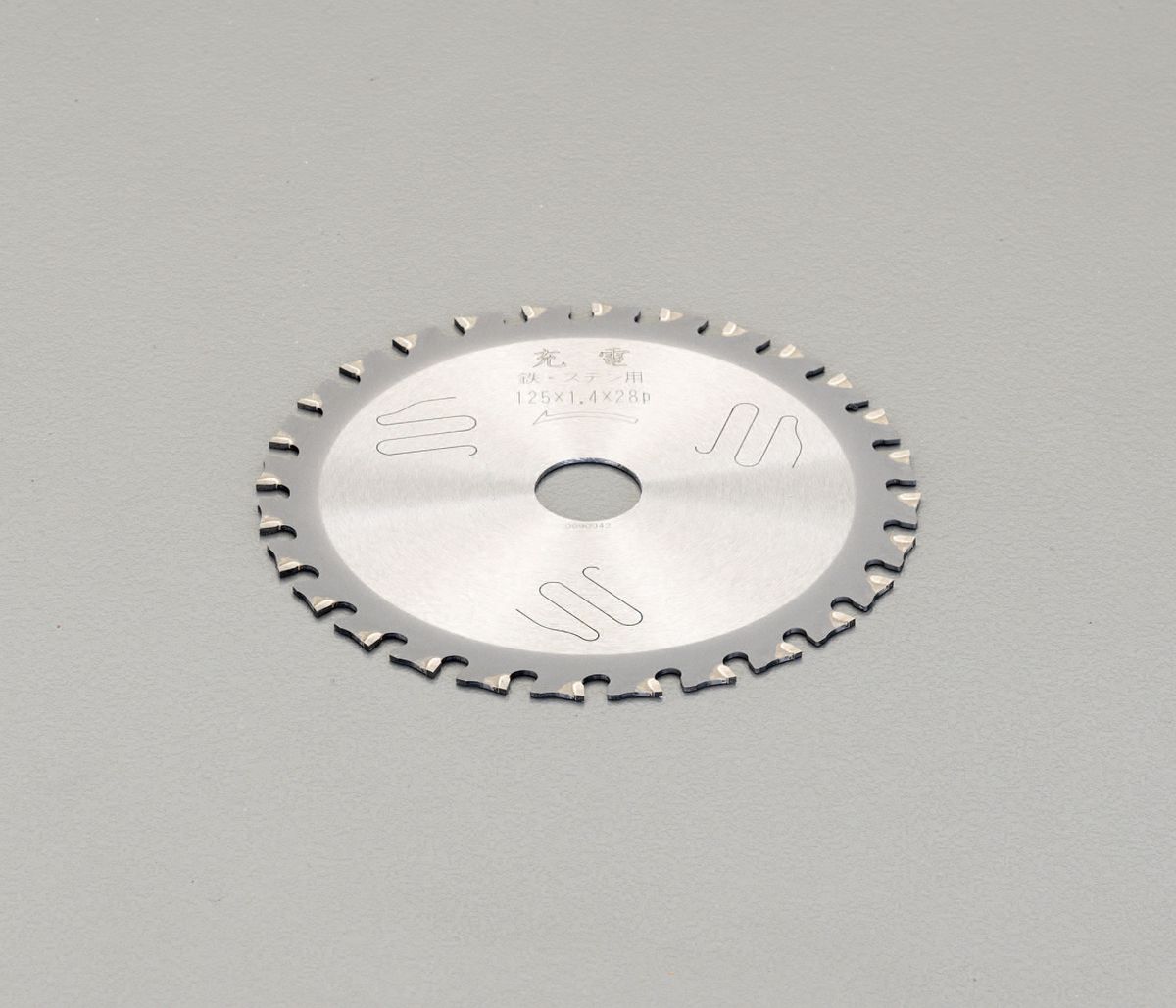 ●直径…135mm●山数…30●穴径…20mm●刃厚…1.4mm●切断適合材…アングル鋼、電線管、ガス管、ライニング管、ハンガーレール管、鉄筋、チャンネル鋼、丸棒●最大回転数…3,600rpm超薄刃で台金をオールレザーカット特殊チップに精密...