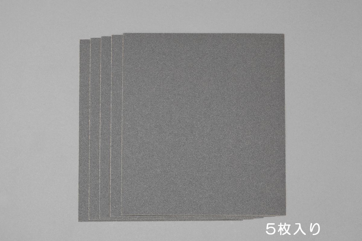 粒度：#150砥粒：シリコンカーバイドサイズ：228X280mm重量：19g基材：Cwt用途：自動車、特殊車輌の塗膜研磨、木工生地研磨、樹脂製品塗膜研磨、その他一般金属加工後の研磨に入数：5枚シリコンカーバイト砥粒により、シャープな研磨力を...