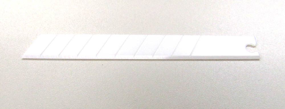 刃材質：ジルコニアセラミック刃長：75mm刃幅：10mm刃厚：0.8mm重量：2gケースサイズ：113X22X9mm総重量：9gEA589DA-11、DA-12、DA-13用替刃金属、ガラス、陶器など硬い物は切らないで下さい。刃の取り扱いに...