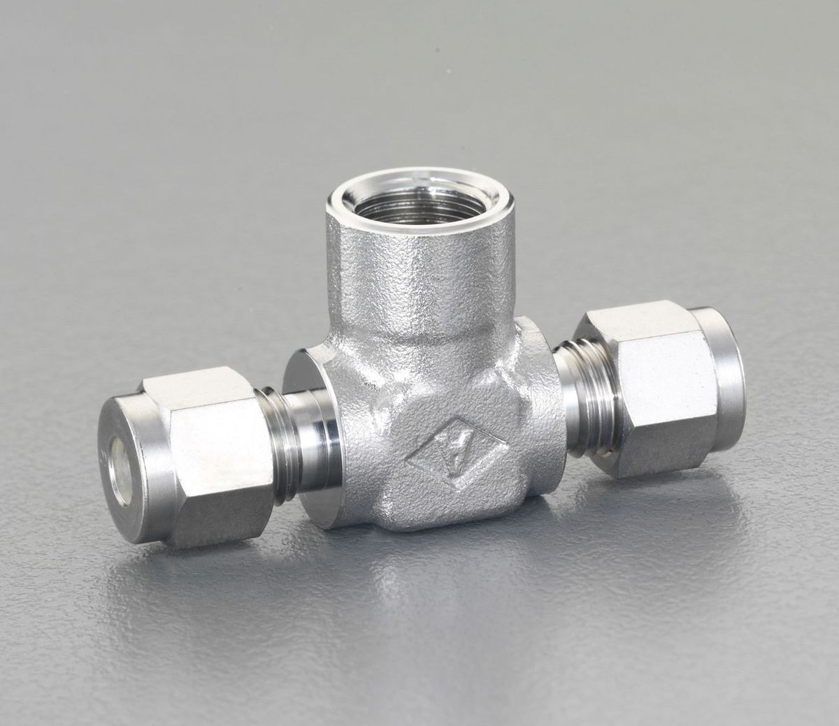 ●材質:SUS316●使用温度:-196-600°C●適用パイプ外径:8mm●取付ねじ:Rc（PT）1/4"チューブ使用時は、インサートリングが別途必要となります。000012050510　