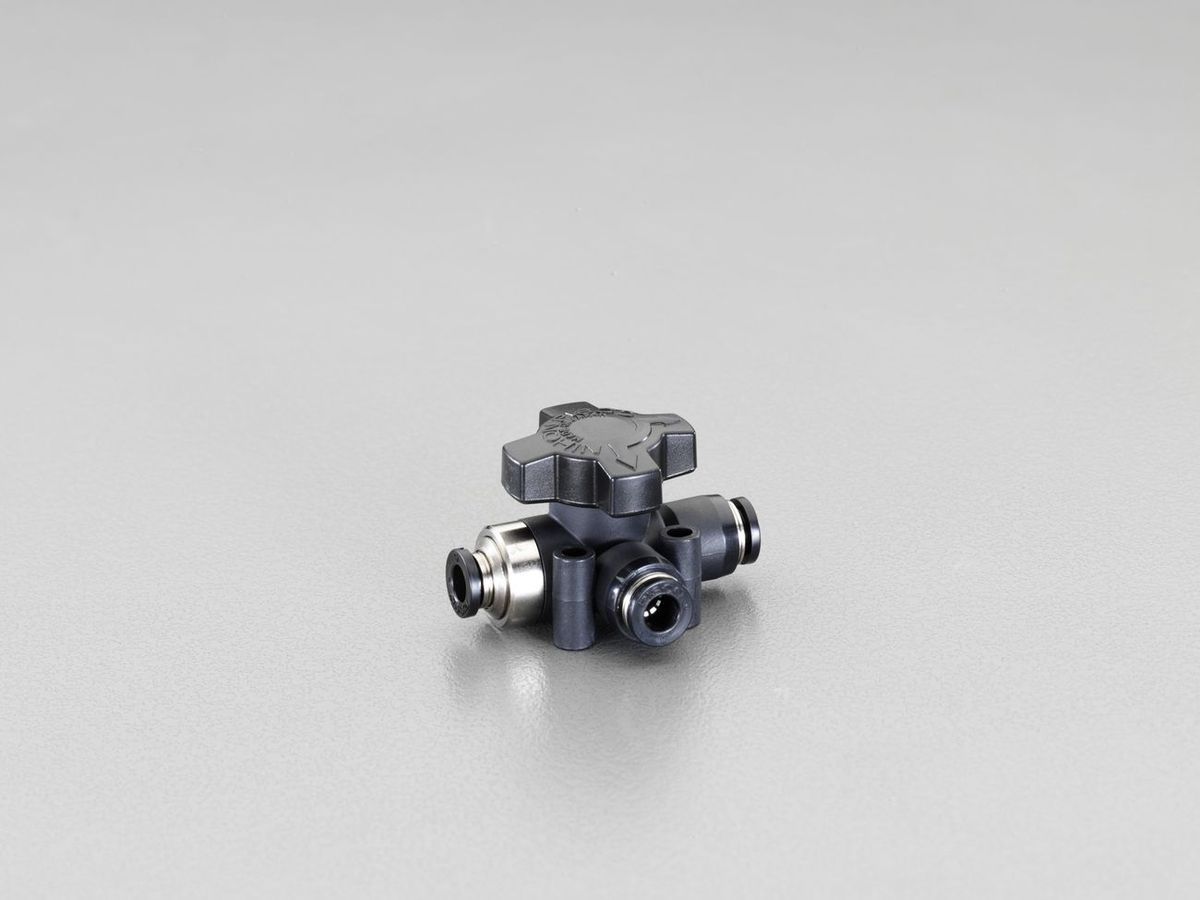 ●使用圧力範囲:0-0.7MPa●使用温度範囲:0-60°C（凍結なきこと）●材質:本体:ガラス入りPBT、ハンドル:POM●使用流体:空気●チューブ外径（D1×D2):6×6mmコックを90゜廻すと流路が切り替わります。000012247...