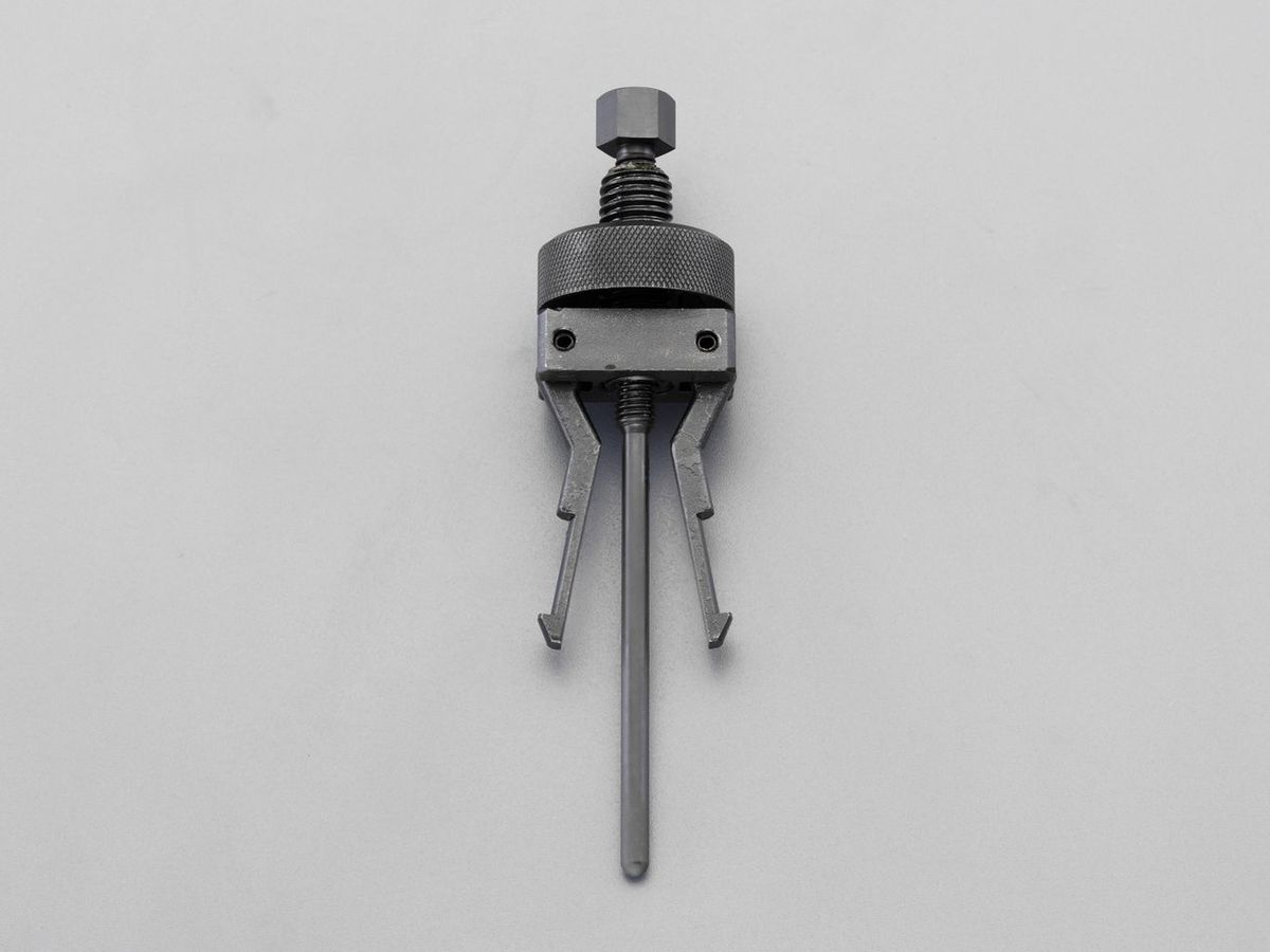 全長：145mm使用範囲：φ12から19mm(内径)重量：215gフライホイルのパイロットベアリング、ブッシュの引抜き作業にクローのかかりがよく、車上整備も可能です。000012258820　