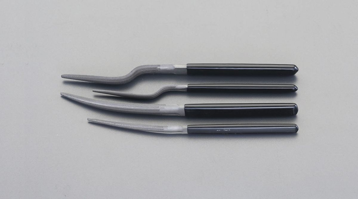 【セット内容】4本組粗さ：中目材質：合金工具鋼(SKS-8)コーティング長：全長215mm：100mm、全長185mm：80mm用途：Rの仕上げ、修正に半丸、クランク型（215X12X3.8mm）半丸、クランク型（185X7.3X2.5mm...