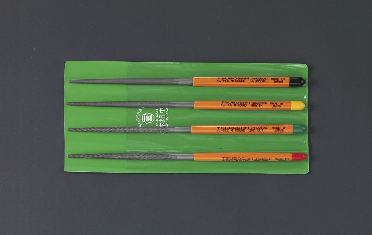 【セット内容】4本組形状：丸材質：炭素工具鋼(SK-2)全長：185mm刃長：85mm直径：φ3.2mm粗目中目細目油目このセット1つで粗仕上げから最終仕上げまで対応可能です。000012208837　
