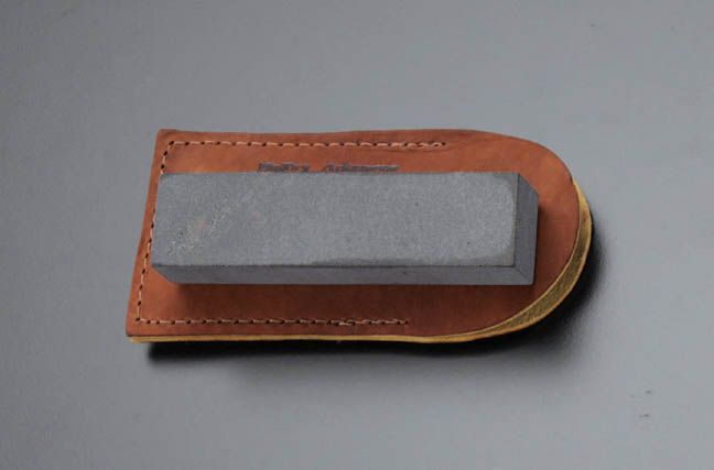 仕様：極細目砥石サイズ：100X25X13mm付属品：革ケースアーカンサスストーン天然石の為、写真の色や模様、筋目が異なったり、部分によっては多少の割れ、欠けがありますが、特に使用上の支障はございません。000012026912　