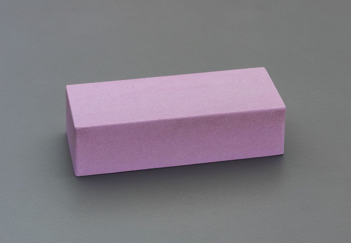 仕様：荒研石粒度：#220サイズ：205X75X50(H)mm重量：1.8kg材質：PA砥材用途：打刃物、ステンレス刃物、特殊鋼刃物、料理包丁、ナイフ、カンナ、ノミ、彫刻刀などに高い平面保持力と瞬削力PA砥材使用により、従来の荒砥石に比べ砥...