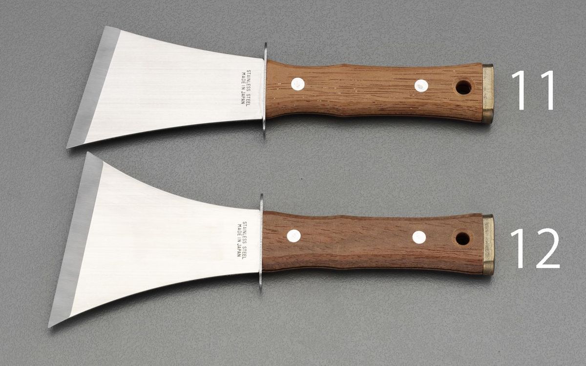 刃材質：ステンレス刃物鋼ハンドル材質：木硬度：HRC55°全長：215mm刃幅：70mm刃長：100mm刃厚：1.5mm形状：Y型斜（刃は斜めになっています）重量：135g特長：刃物と柄の間にツバを付け安全性と作業性に優れています。ハンマー...