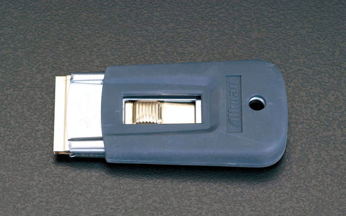 刃材質：炭素鋼本体材質：スチールサイズ：100X42mm刃幅：40mm付属品：替刃X5枚(替刃ケースの色はロットにより異なる事があります)ラバーグリップがつき握りやすくなりました。000012011661　