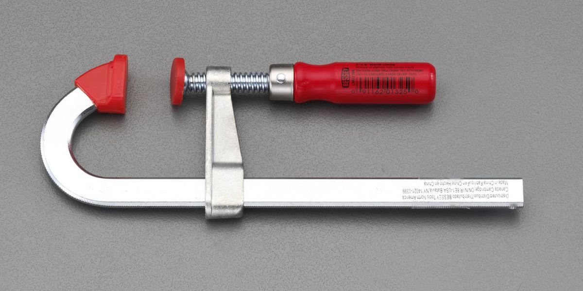 材質：本体：スチールハンドル：木ジョーキャップ：プラスチック締付能力：149kg最大開口：100mm口の深さ：51mm全長：約178mm重量：235gジョー部分サイズ：下部：φ22mm、上部：17X29mmレールサイズ：15(幅)X5(厚み...