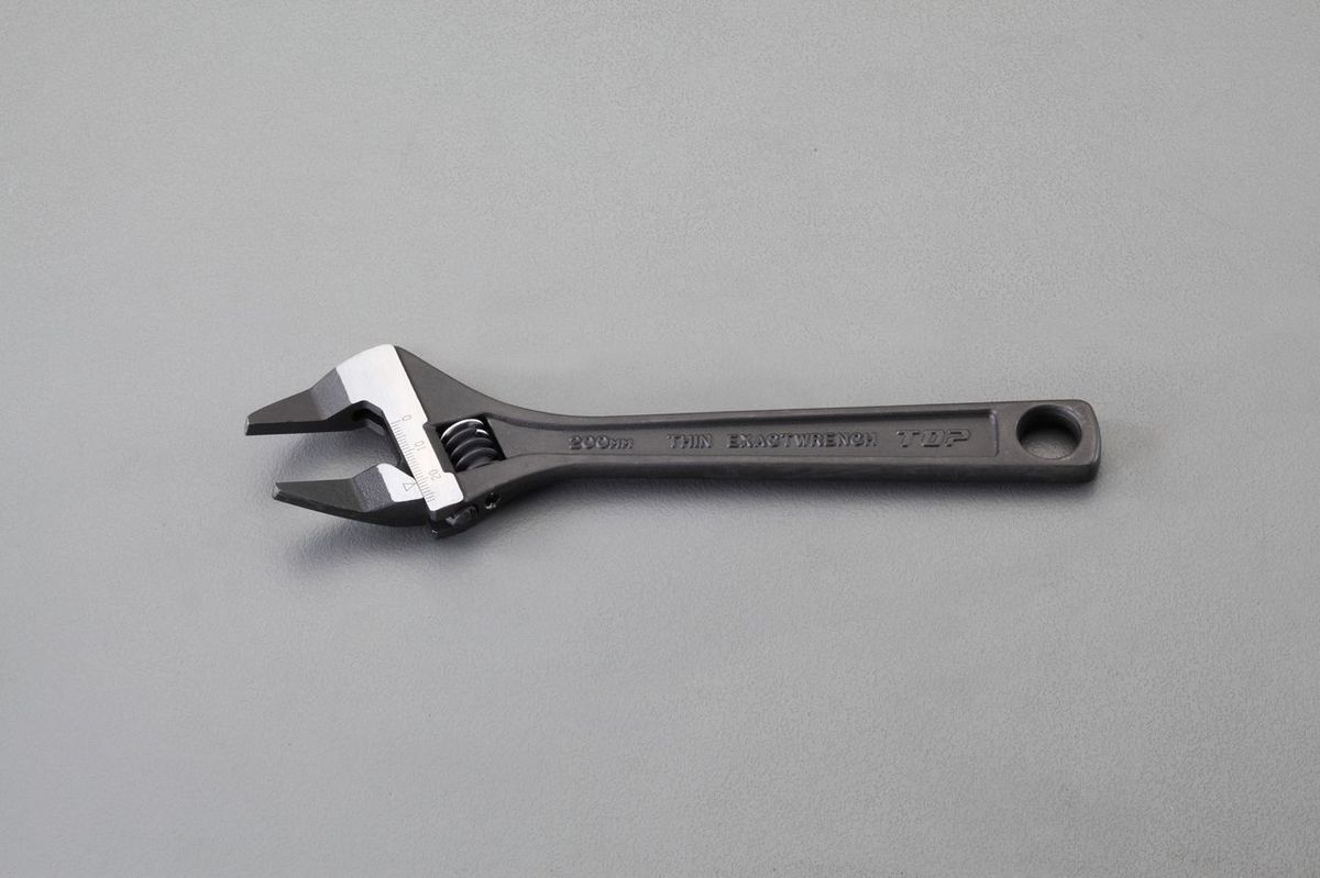 ●全長…216mm●重量…235g●使用範囲…0〜24mm●材質…クロムバナジウム●保証トルク…137.3N・m口幅目盛付先端角度20°ベントタイプガタなしバックラッシュレス構造のウォーム採用。スパナ感覚でお使い頂けます。先端は、わずか4....