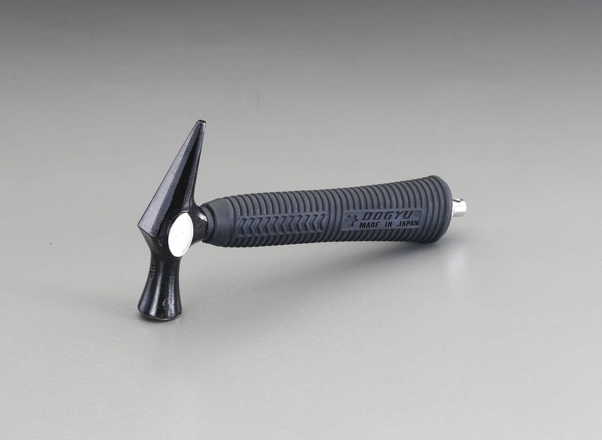 型：先切型材質：頭：炭素工具鋼（焼入）柄：パイプ鋼管（ゴムグリップ）頭サイズ：φ21mm頭長：106mm全長：210mm全重量：370gハンドル尻に安全ロープ取付穴付き(穴径:φ3.5mm)現場で使いやすいポケットサイズ。000012238...