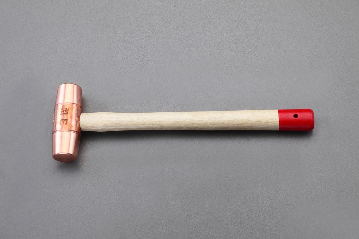 頭サイズ：φ32X107mm全長：360mm全重量：950g材質：頭：銅、柄：木ヘッド硬度：HB 80°用途：ジグの取付け、機械の修理、金型作業に頭部は伸銅品で熱を加えることなく加工しているので靱性があり、鋳造銅ハンマーと比べて約2倍長持ち...
