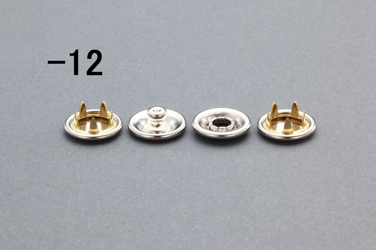 ●スナップ頭径:10mm●厚み:1.0mmまで●重量:19g●材質:真鍮(ニッケルメッキ)●用途:小物のボタンとして使用●入数:12組スナップボタン、凸側と凹側と爪をそれぞれにコマを入れて下さい。取付けるスナップボタンの位置を確かめて、パン...