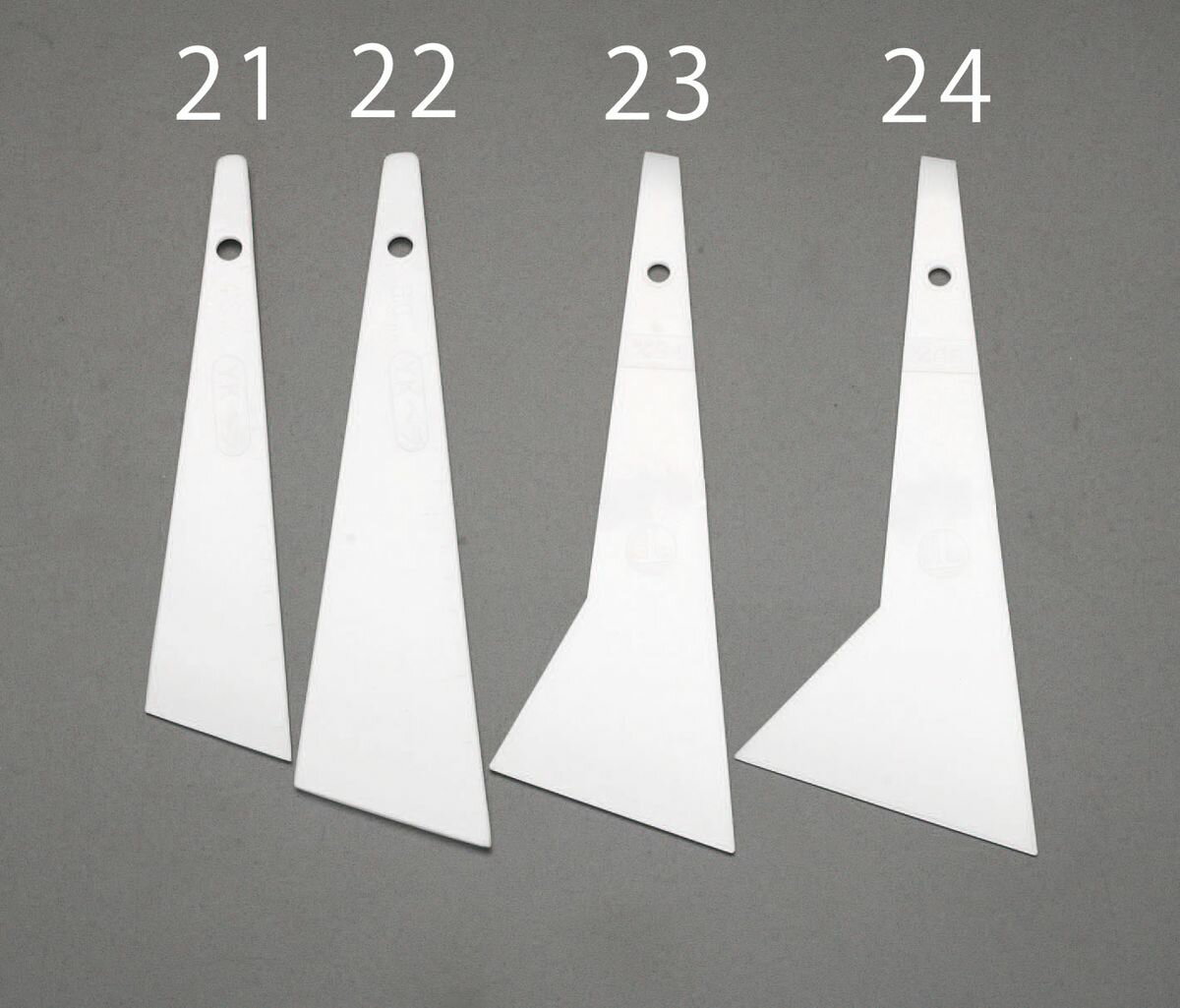材質：ポリエチレン腰の強さ：硬全長：225mm先端幅：90mm重量：26g色：白用途：パテ処理作業等に000012086358楽天 JP店　