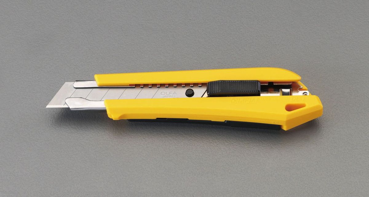 本体材質：ABS樹脂刃材質：合金工具鋼全長：155mm刃厚：0.5mm刃幅：18mm重量：76g刃折器とオートロック式カッターを一体化。場所を選ばず、刃の処理が安全に簡単に行えます。刃折器付（刃折器はワンタッチで簡単に取外せます。）刃折器は...