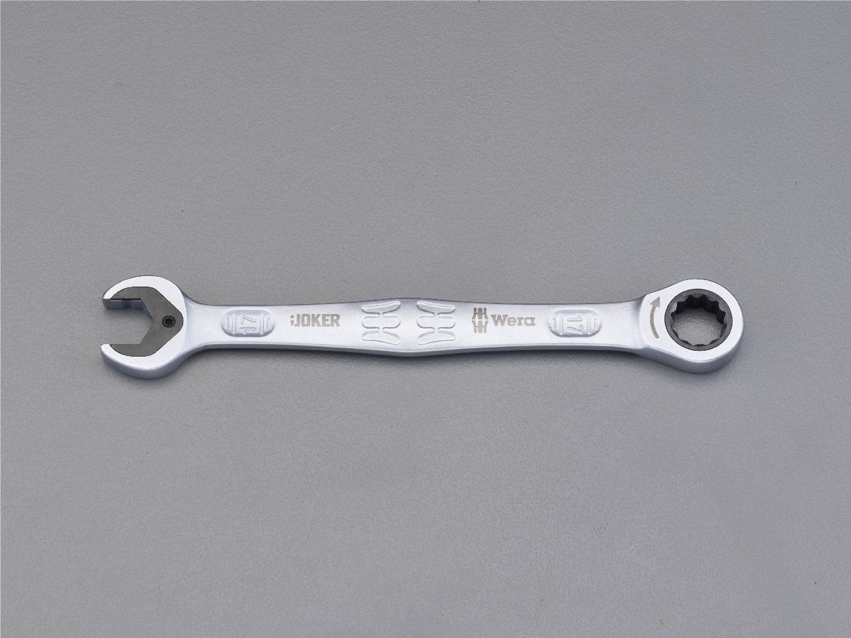 ●サイズ…14mm●全長…188mm●材質…クロムモリブデン鋼ニッケルクロムメッキ仕上げスパナ部は12角仕様。狭い隙間でも快適な作業が可能です。スパナ部片側は6角のプレート付。ボルト抜け落ちのストッパーにもなります。6角プレート部にはギザ付...