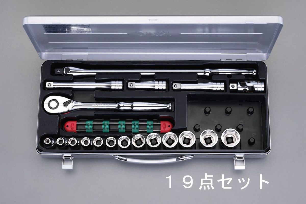 ●差込角…1/2”(セット内容)●ソケット(6角)…8・10・11・12・13・14・17・19・21・22・24・26・27mm●ラチェットハンドル…250mm●スピンナーハンドル…400mm●エクステンションバー…75・150mm●首振...