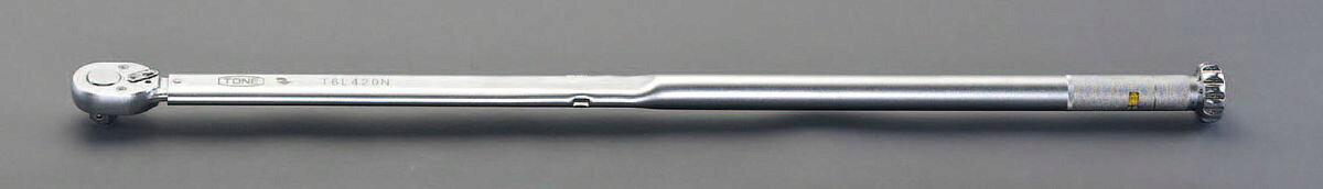 ●差込角…3/4”●全長…950mm●トルク範囲…60〜420N・m●最小目盛…2N・m●精度…±3%●重量…3.3kg●トルク負荷方向…右回転校正証明書付トルク値はハンドル末端のダイヤルで調整します。設定トルク値に達すると「カチッ」という...