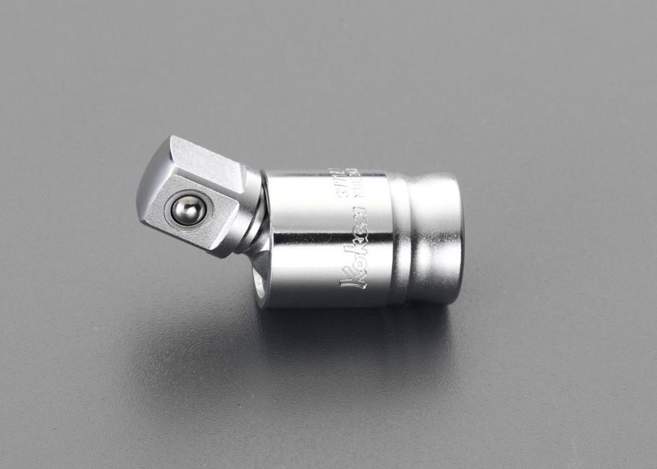●材質…クロムモリブデン鋼●差込角…9.5mm(3/8”)●最大利用可能角度…50°●全長…42.5mm●外径…18mm●重量…44g●特長…・新形状ボールディング採用・ソケットレンチ同士は四角の凸側に埋め込まれた鋼球とスプリングによって保...