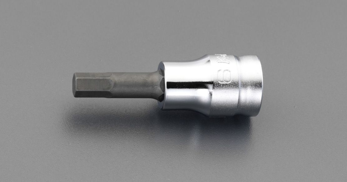 ●材質…クロムモリブデン鋼●先端形状…ヘックス●差込角…3/8”●先端サイズ…5mm●軸長…23.6mm●全長(L)…50mm●外径(D)…17mm●重量…30g●特長…・狭い場所へのアクセスのため、背の低さと外径の細さ(薄肉)を追求・差込...