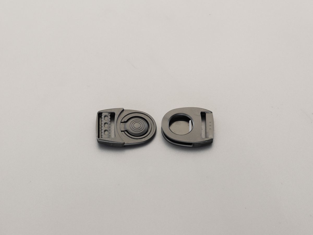 ●材質:ポリアセタール樹脂●サイズ(B×C×D):38×67×8mm●適用バンド幅(A):30mm●回転角度:60°(片側30°)フロントプッシュリリースタイプ、回転機構フロントプッシュ方式の操作性に優れた商品斜め方向からも挿入できます。0...