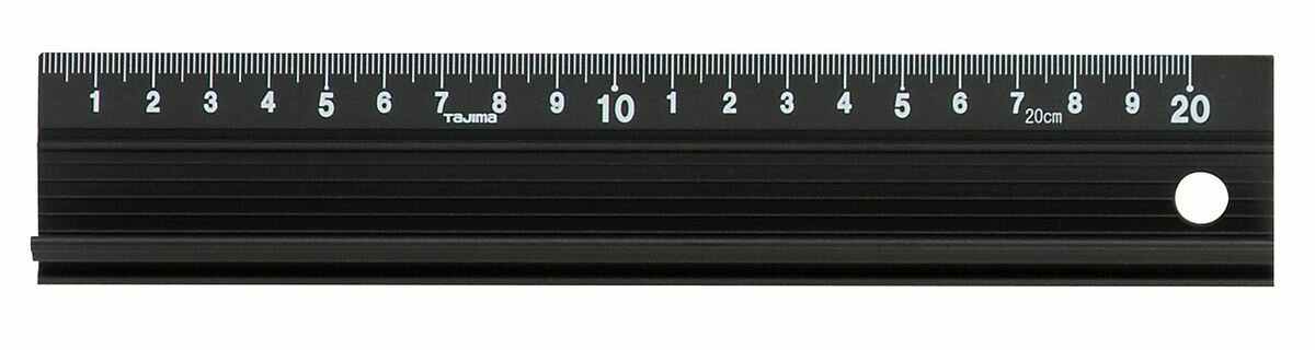 材質：アルミサイズ：40(W)X18.5(D)全長：200mm真直度：0.15mm以下重量：65g特長：カッターから手を守る、高さ18.5ミリのガード付定規。強度に優れた中空リブ構造を採用。底面にすべり止めゴムを埋め込み安定した使用感。ステ...