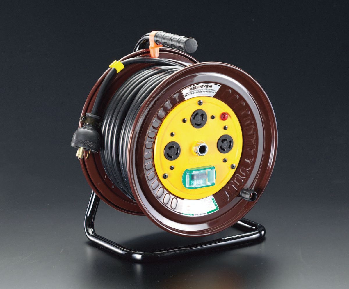 ●電圧…AC200V●許容電流…22A（※ケーブルの能力値）●電線仕様…VCT2.0mm2×3心●コンセント数…3個●コンセント定格…(φ35) 3P・20A・250V●コンセント径…35mm●コード長…30m●サイズ…300×218×38...