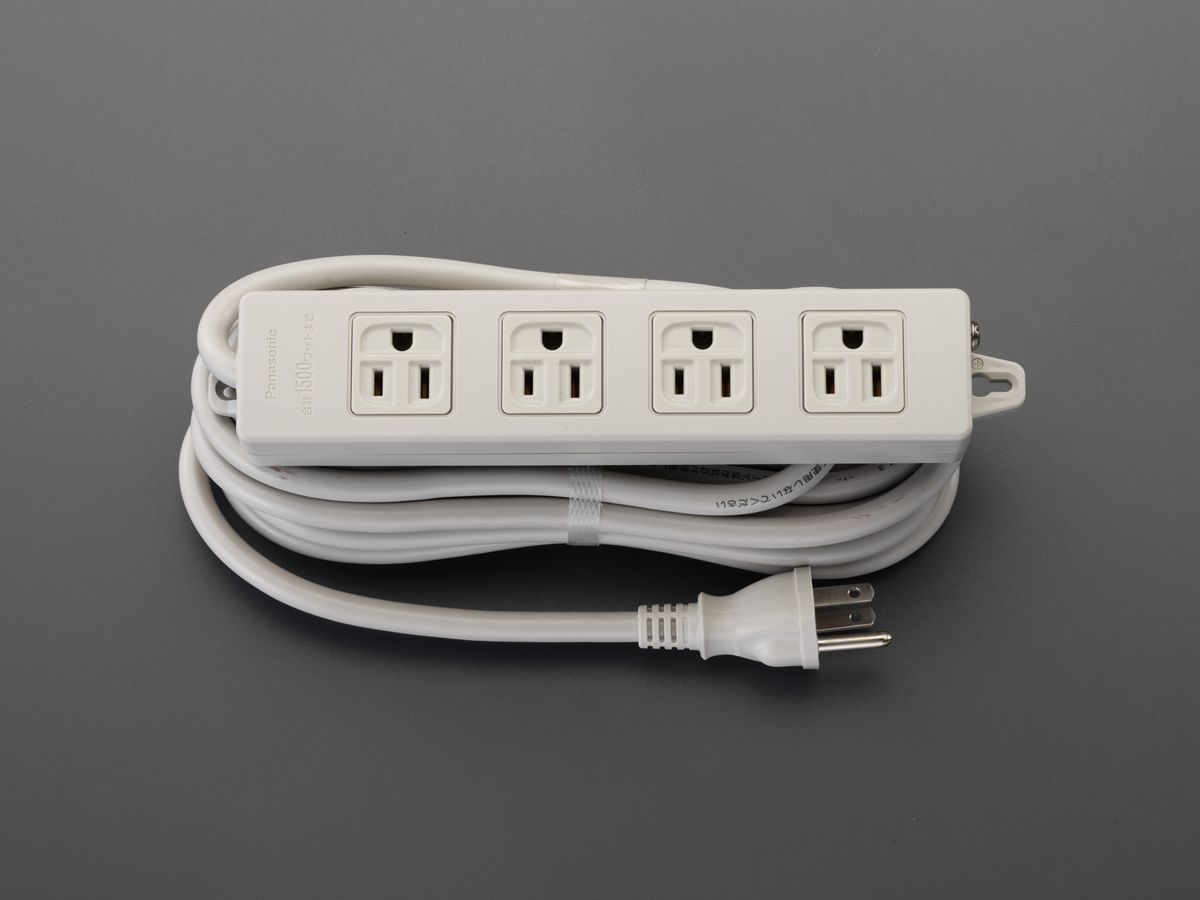●定格:15A・125V(1500W)●コンセント:接地2P×4個●コード:二重被覆の安全構造●コード長:5m●サイズ:44×201×26mm●重量:830gマグネット付(取り外し可能)取付穴を使用して壁面への仮固定が可能000012264...