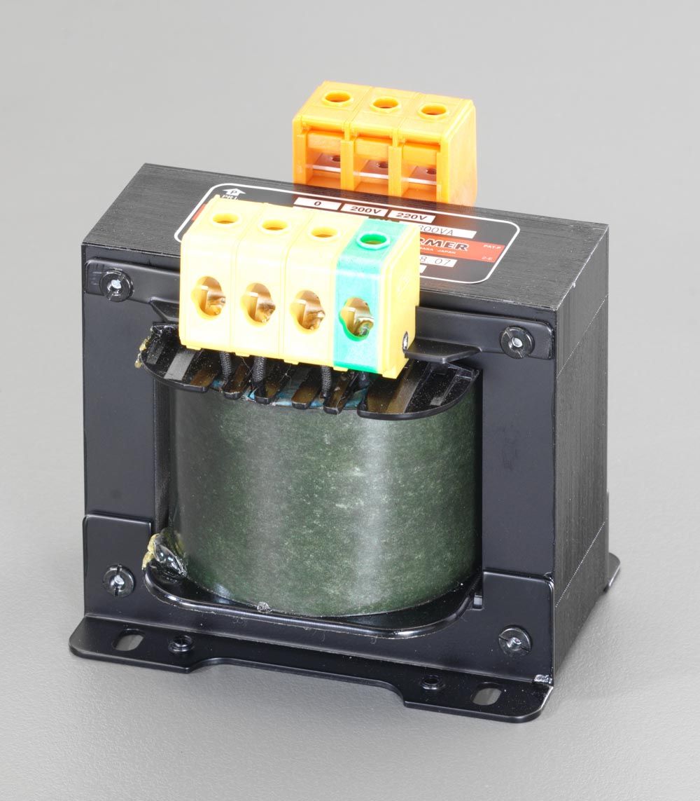 ●一次電圧:200V、220V●二次電圧:100V、110V●容量:500VA●端子ねじ:4M●重量:7.0kg単相複巻静電シールド付000012049623楽天 JP店