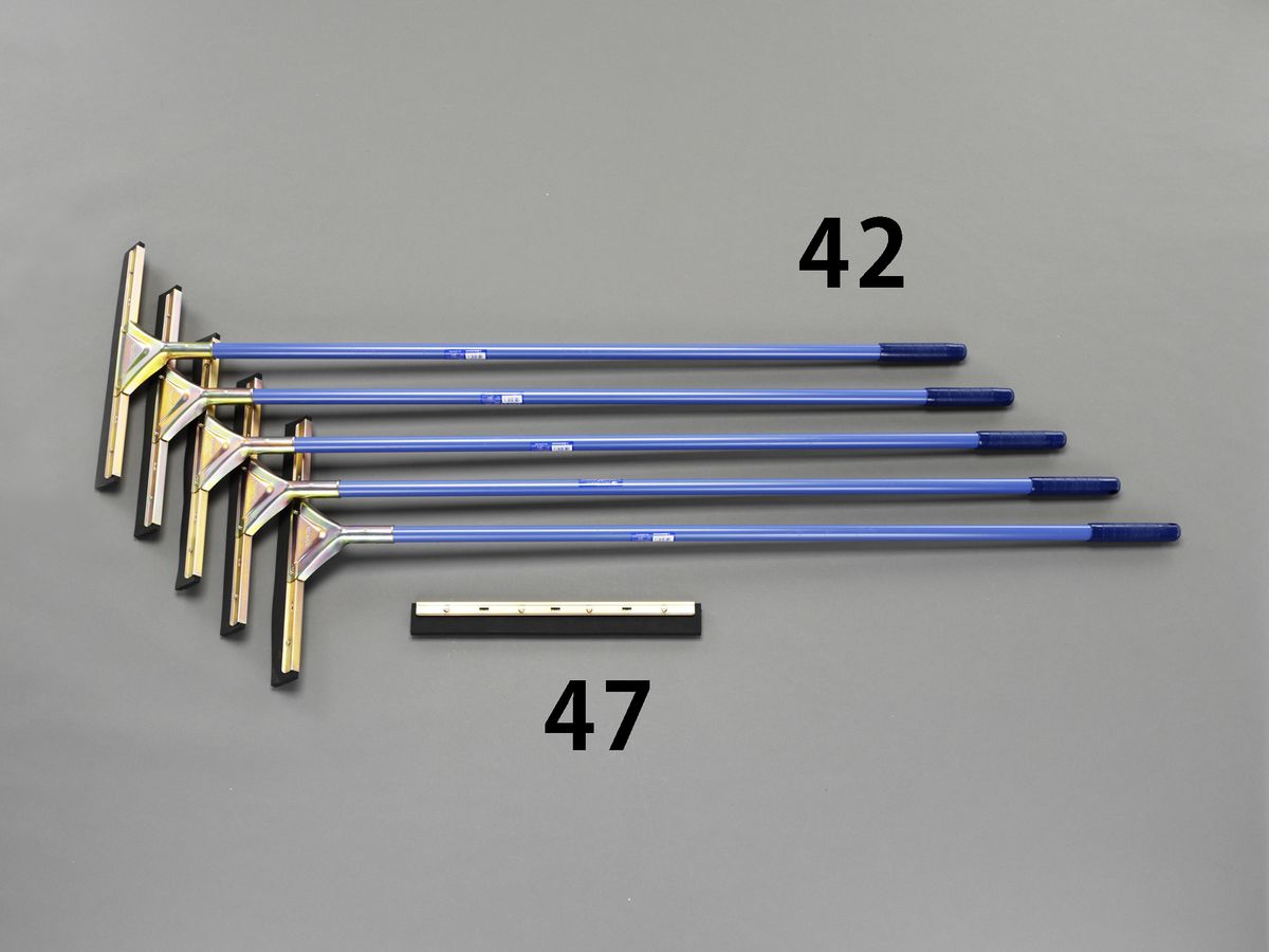 ●全長…1400mm●幅…460mm●重量…750g●入数…5本●材質…ハンドル：スチールパイプ、ヘッド：スチールクロメートメッキ、ゴム：合成ゴム素早く水切り出来る定番のアイテムです。幅広いシーンmm2使用頂けます。引火性の高い溶液には使用...