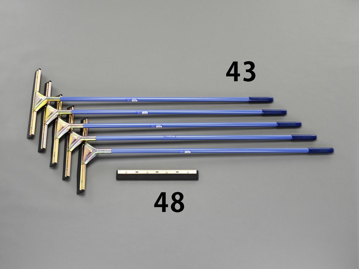●全長…1400mm●幅…600mm●重量…870g●入数…5本●材質…ハンドル：スチールパイプ、ヘッド：スチールクロメートメッキ、ゴム：合成ゴム素早く水切り出来る定番のアイテムです。幅広いシーンmm2使用頂けます。引火性の高い溶液には使用...