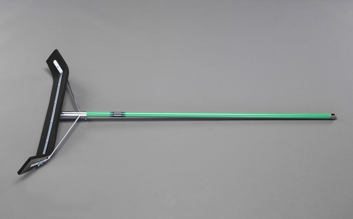 ●全長…約1510mm●ゴムの高さ…120mm●サイズ（幅）…1200mm●重量…2.8kg●材質…頭：スチールにユニクロメッキ、先ゴム：クロロプレンゴム、柄：φ26.1スチールパイプにポリエチレン接着被膜幅広形状で、高さ約12cmの大型ゴ...