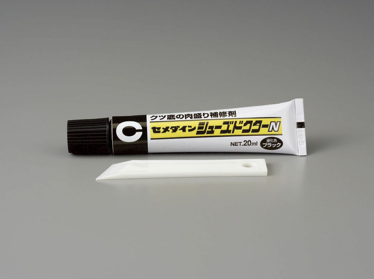 ●内容量:50ml●カラー:ブラック補修用ポリ板・ヘラ・サンドペーパー付きすり減った靴底に塗るだけの補修剤です。かかとのすり減りだけでなくはがれたときの接着材としても使用できます。000012216759　