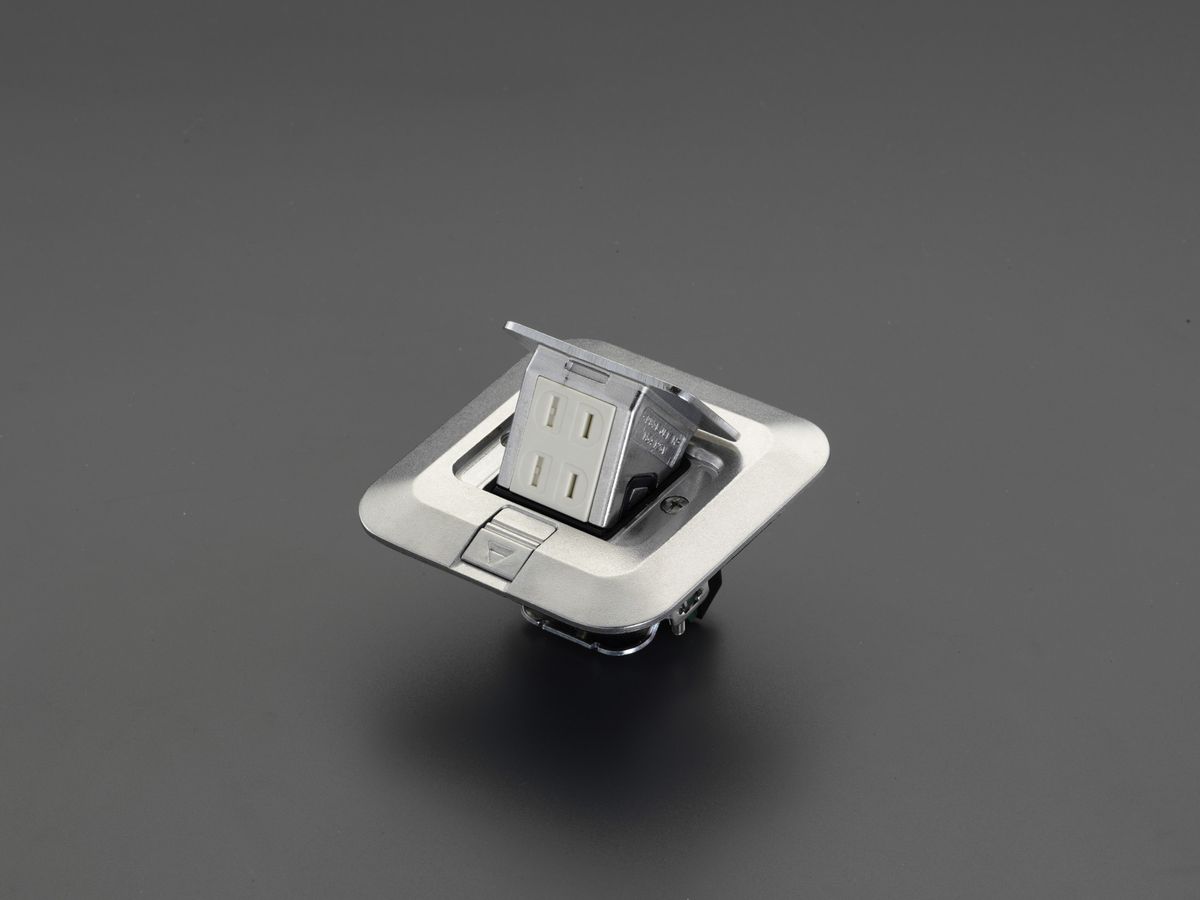 ●定格容量:15A 125V●差込口:接地付2P×1個●適用電線:VVFφ1.6、2mm銅単線専用●サイズ:110×110×62.6（D）mm●取付サイズ:φ70-90mm（深さ:0-35mm）中浅アウトレット対応安全扉付送り端子付0000...