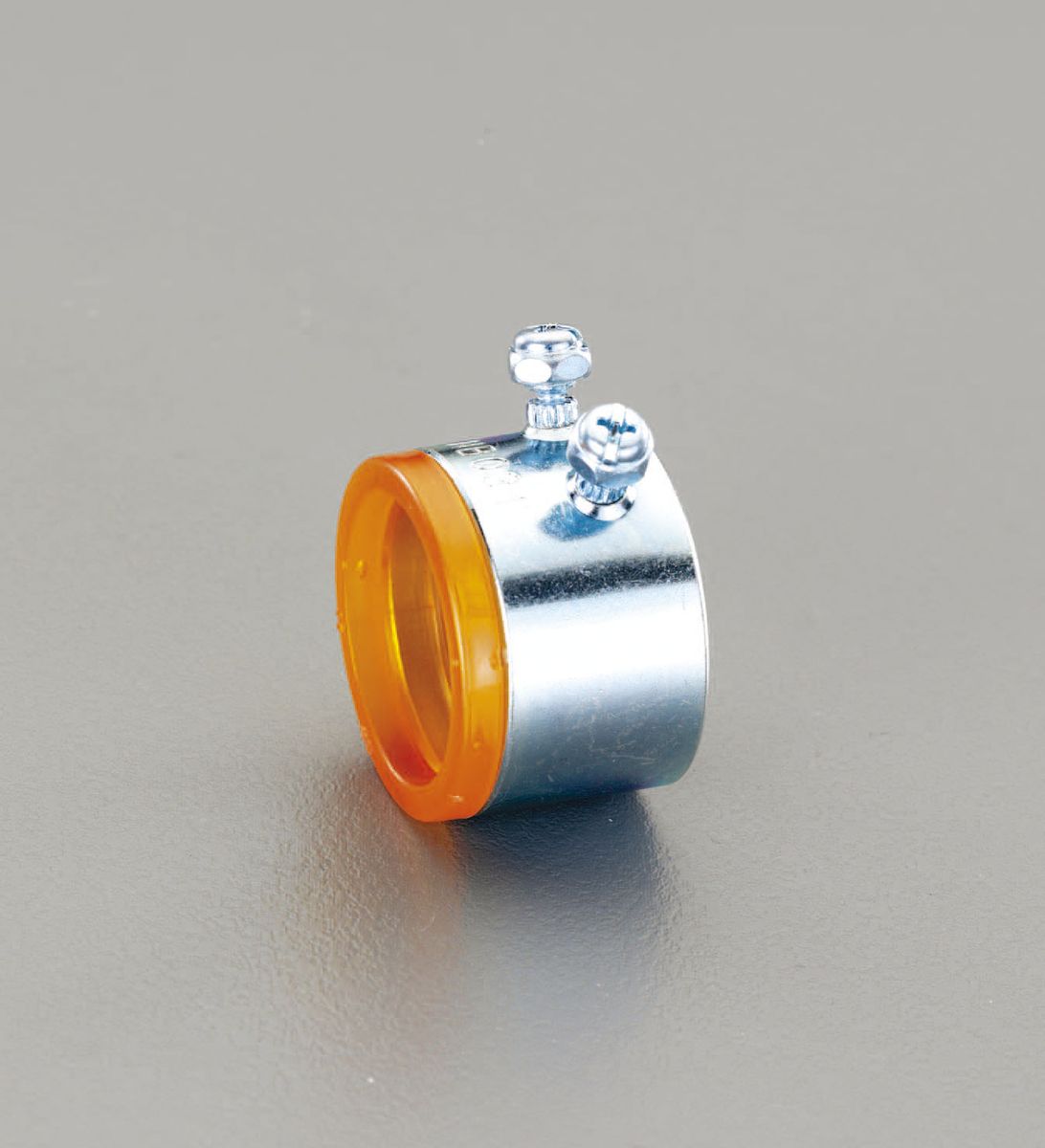 ●呼び:E25●トルクビス:1本●材質:本体:スチール、キャップ:ポリカーボネート電線を電線管から外部へ引き出す部分に使用します。配管中配管中にじんあいなどが入るのを防ぐこともできます。000012216903　