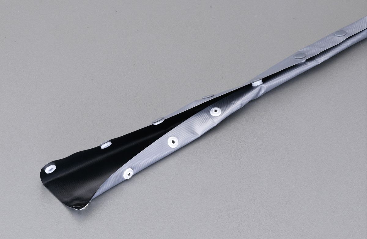 ●呼径:φ20mm●全長:25m●色:ブラック＆グレー●材質:シート:難燃性塩化ビニール（ポリエステルクロス入）ボタン:ポリアセタール樹脂スナップタイプリバーシブルタイプの為、目的・用途に合わせて自在に使用できます。スナップボタンなので、工...