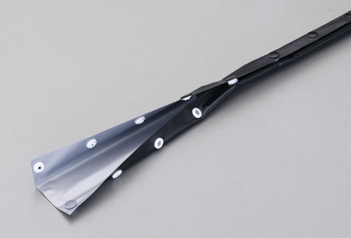 ●呼径:φ20mm●全長:5m●色:ブラック●材質:シート:難燃性塩化ビニールボタン:ポリアセタール樹脂スナップタイプノイズ対策用にシールド効果の高いアルミ箔を使用したチューブです。スナップボタンなので、工具なしで簡単に着脱できます。鉄道車...