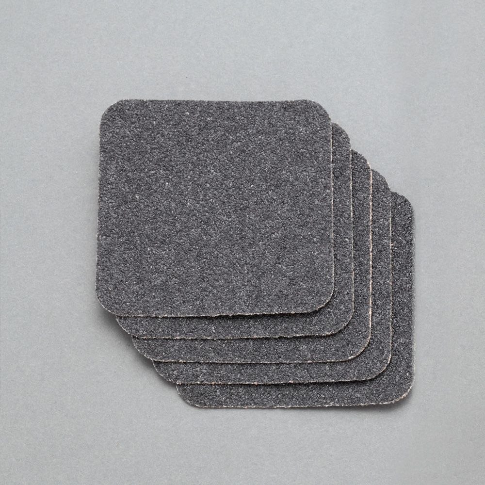 ●材質:基材:合成ゴム、裏面:アルミ箔、仕上:人造砥粒、粘着材:感圧性粘着剤（合成樹脂）●カラー:ブラック●サイズ:80(W)×80(D)mm●厚み:約0.7mm●粒度:＃50●入数:5枚●用途:屋外の階段・傾斜通路、玄関口の床面、脚立やト...