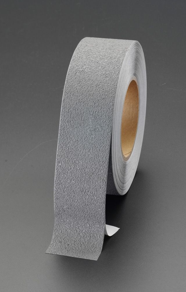 ●材質:弾力性のあるPVC●粘着剤:アクリル溶剤●長さ:18.3m●厚み:約0.4mm●幅(mm):50●材質:基材:PVC、粘着剤:アクリル系屋内用 耐水性粘着テープ式滑り止め材が使用されていないので砂塵が出ない簡単に拭き取り掃除ができる...