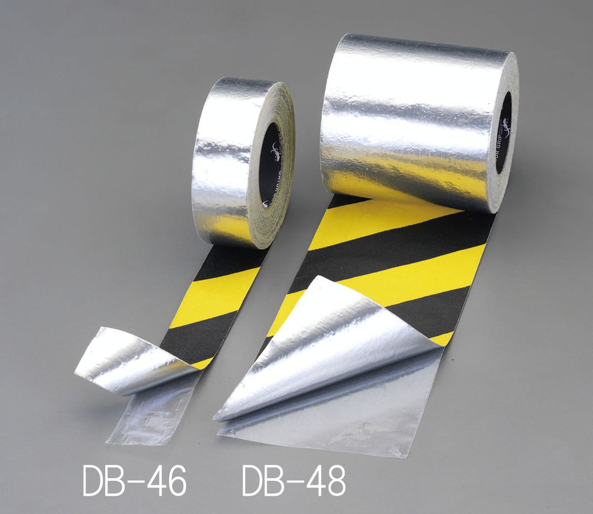 ●粒度:＃46●長さ:18.3m●厚み:0.9mm●幅:50mm●色:黄/黒屋内外兼用粘着テープ式（剥離紙付）裏面はアルミニウムで耐酸化性があります。縞鋼抜に最適です。耐化学物質・耐水・耐油・耐候性があります。自動車のステップ、建物や駐車場...